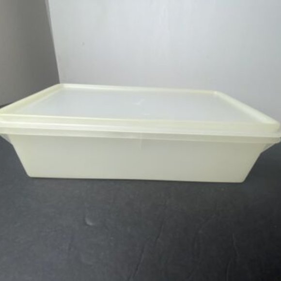 Tupperware | Kitchen | Vintage Tupperware Cracker Container 677 Shear ...